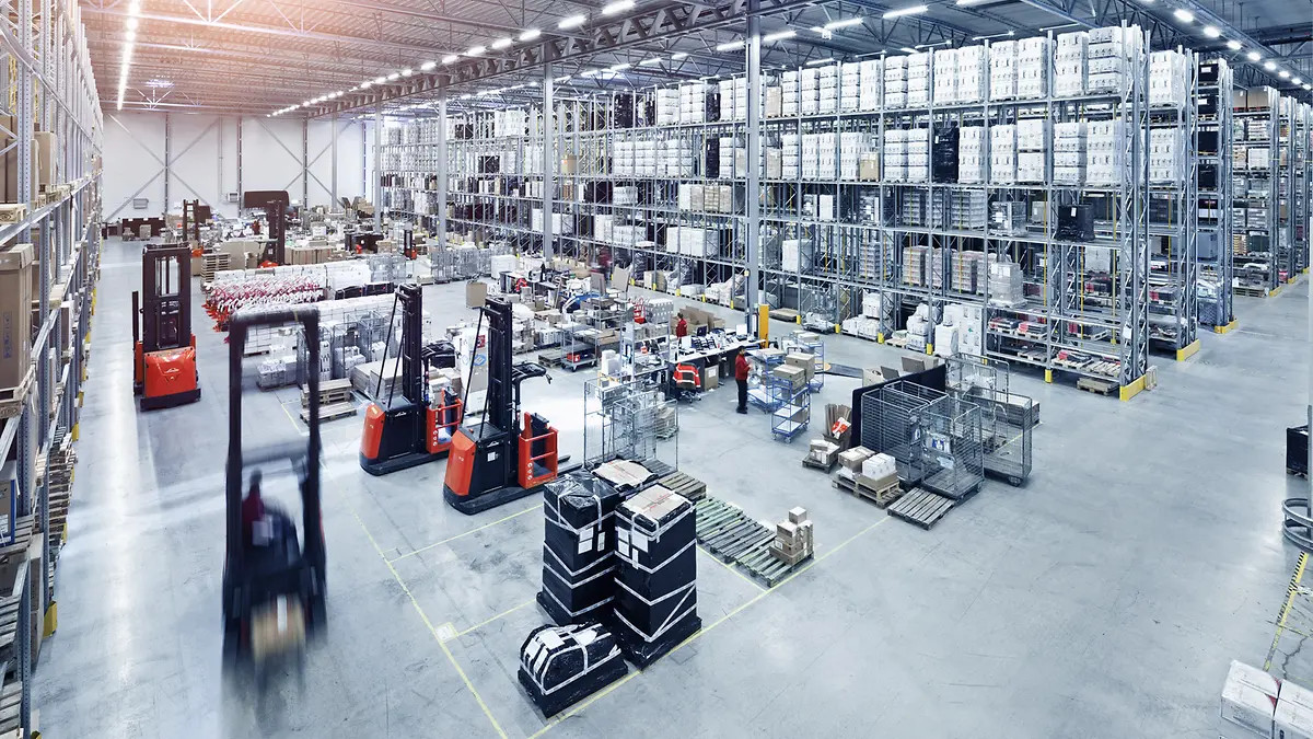 Aż sto robotów! DB Schenker automatyzuje magazyn w Czechach